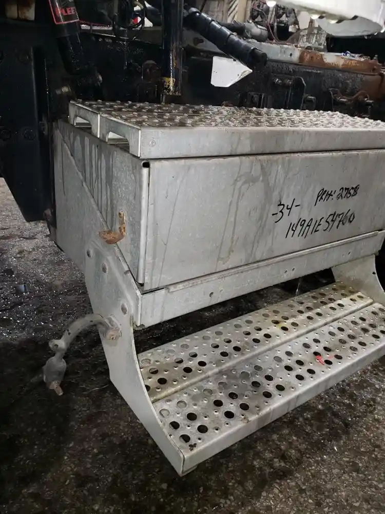 Used 2001 FREIGHTLINER FLD-120 Battery Box for sale | Ste-Julie Quebec ...