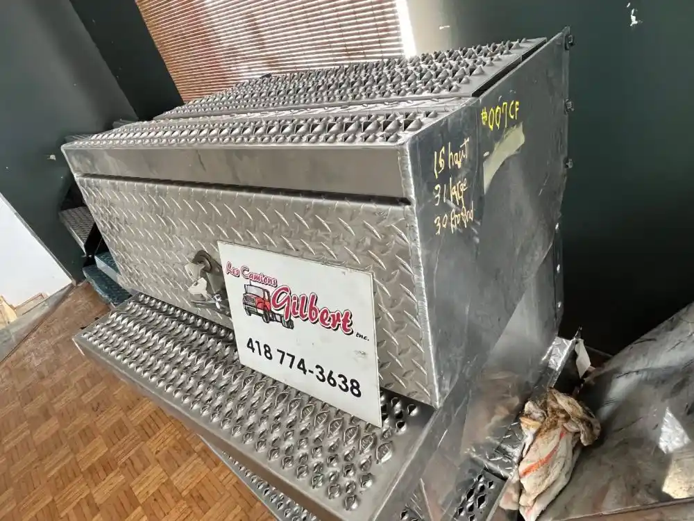 Used Universal Peterbilt Tool Box for sale | Beauce Quebec Canada ...