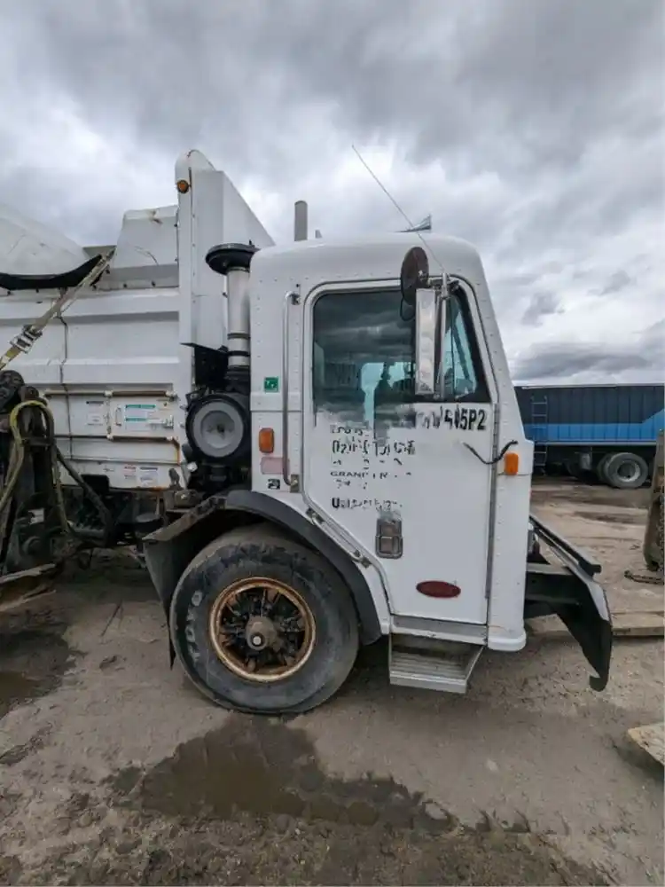 Used 2005 Peterbilt 320 Cab for sale | Winger Minnesota United States ...