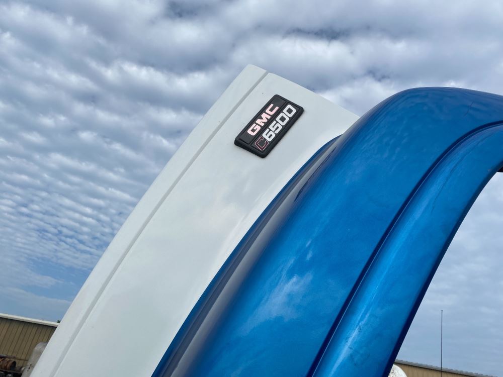 2001 GMC C6500 (Stock #910) | Hoods | TPI