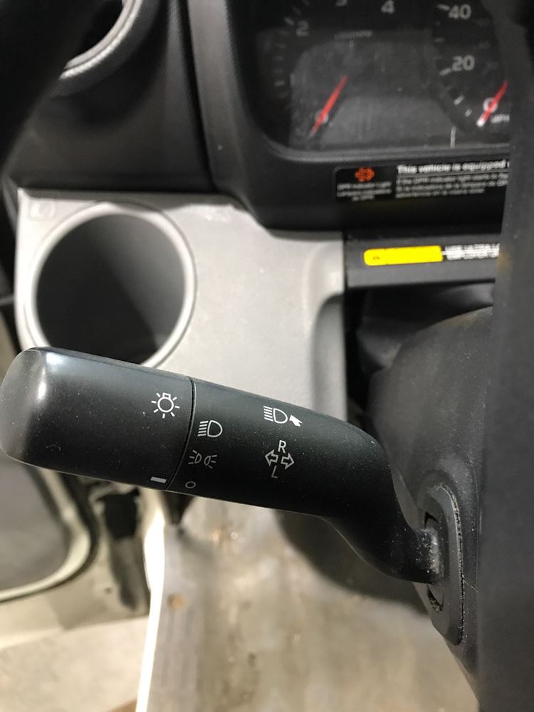 2017 Hino 165 (Stock #P-3100) | Column Switch | TPI