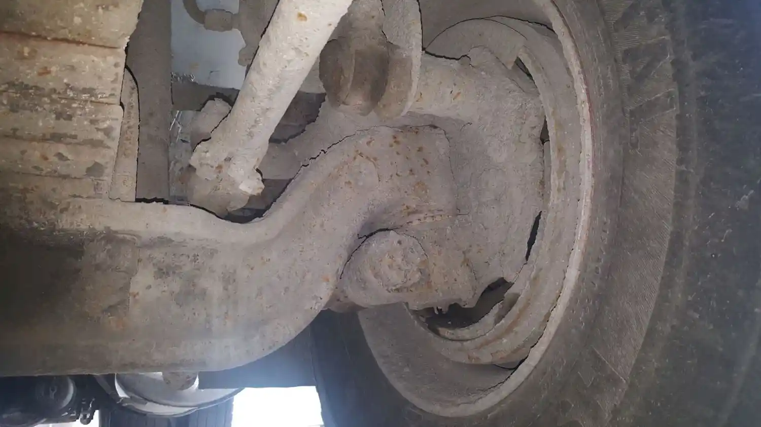 Used 1995 FORD LTA-9000 AEROMAX Front Axle, Complete