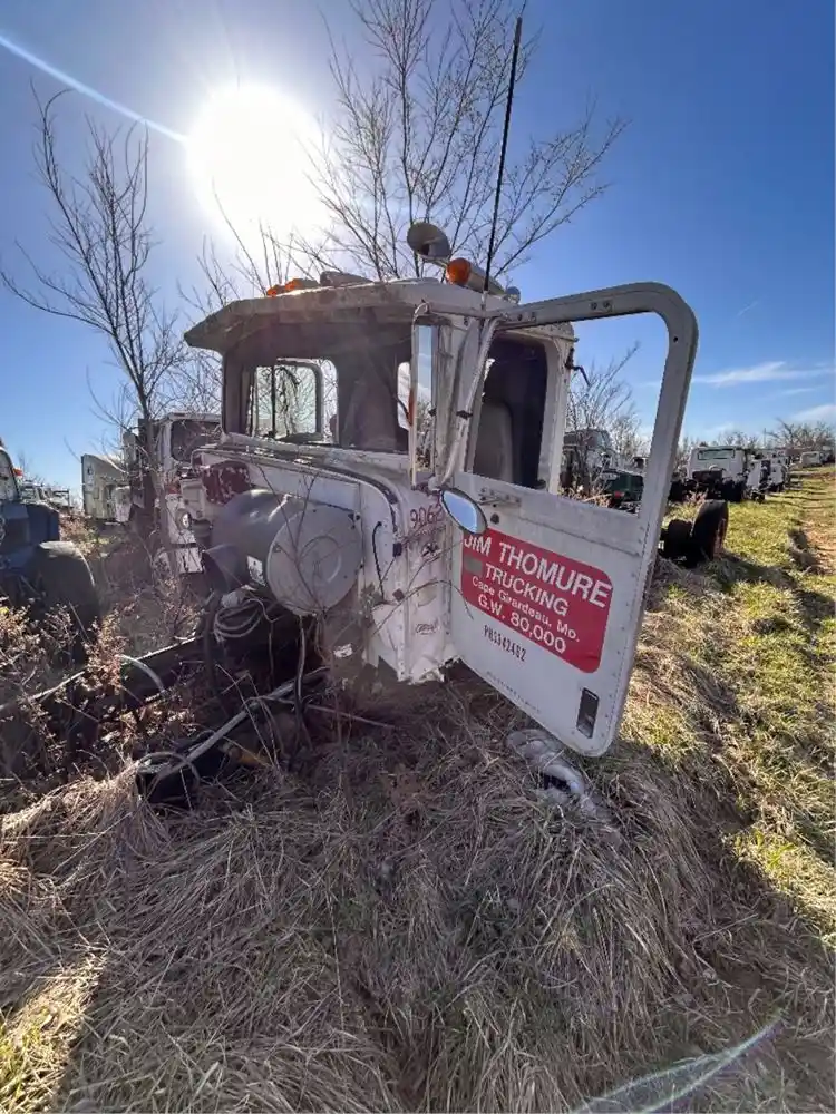Salvage 1987 International F-9370 Truck Tractor For Parts | Perryville ...