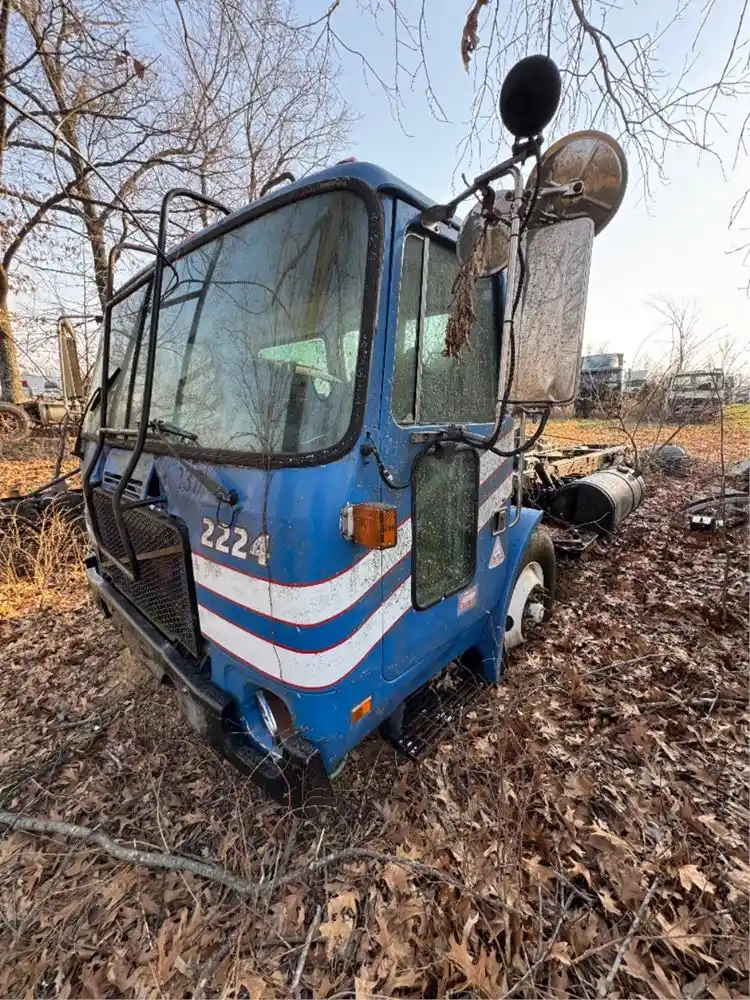 Salvage 1998 Volvo WXLL Truck Delivery For Parts | Perryville, Missouri ...