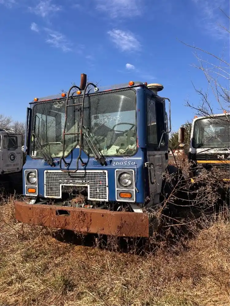 Salvage 1999 Mack MR688S Truck Delivery For Parts | Perryville ...