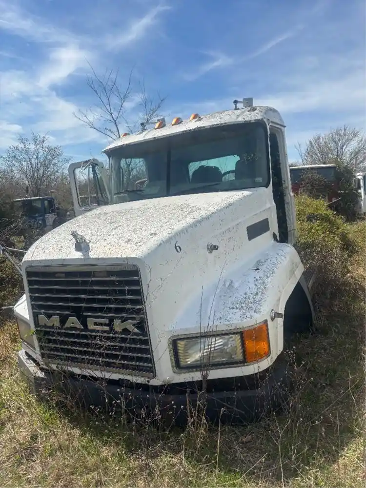 Salvage 2000 Mack CH613 Truck Tractor For Parts | Perryville, Missouri ...
