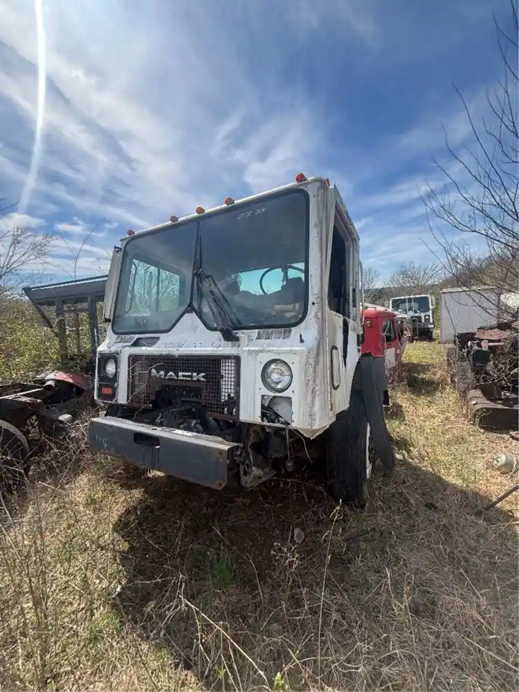 Salvage 2001 Mack MR688S Truck Delivery For Parts | Perryville ...