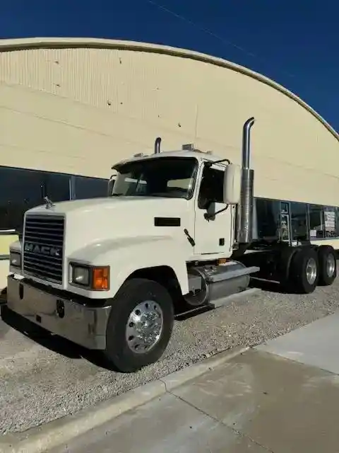 Used 2006 Mack CHN613 Truck Tractor For Sale | Perryville, Missouri ...