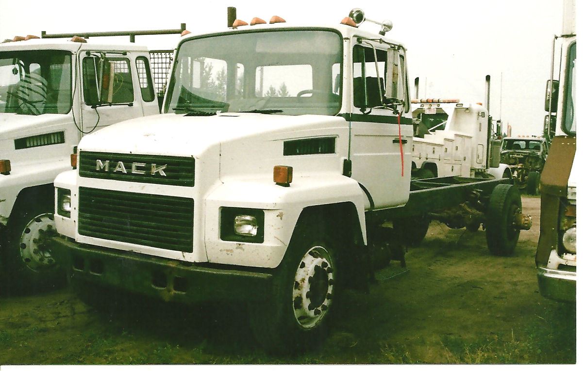 Salvage 2000 Mack RENAULT CONV For Parts | Sturgeon County, Alberta ...