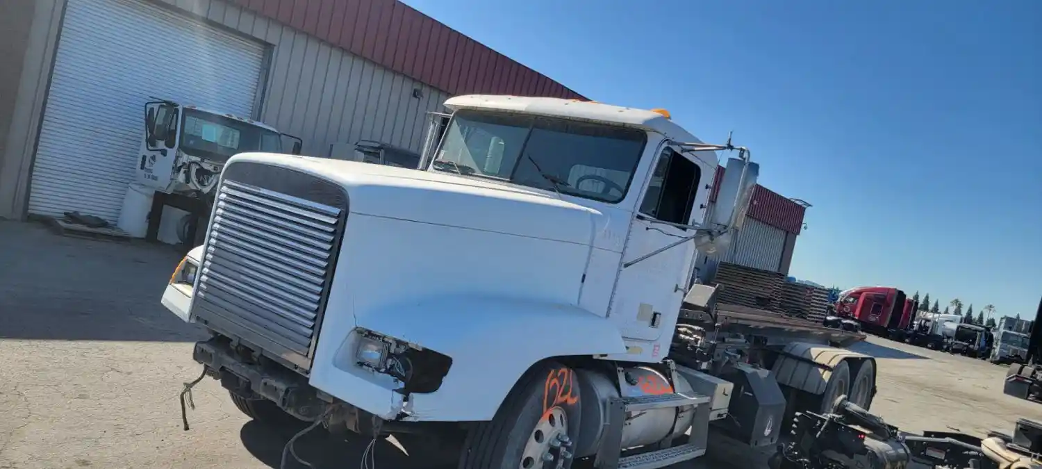 Salvage 2000 Freightliner FLD120 Truck Tractor For Parts | Fresno ...