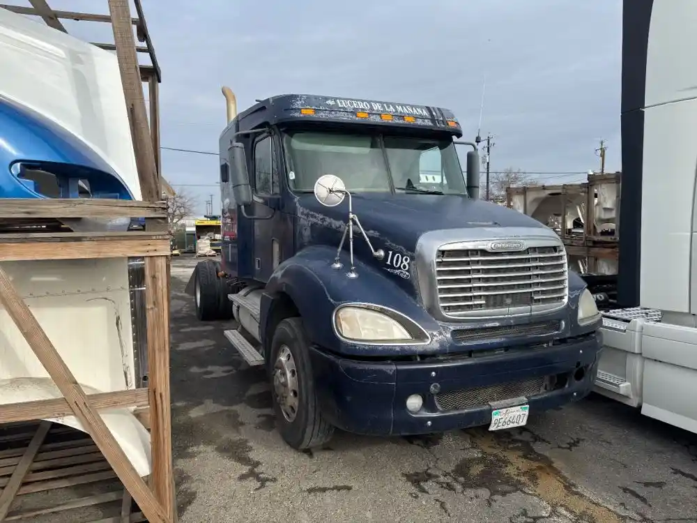 Salvage 2008 Freightliner Columbia 120 Truck Tractor