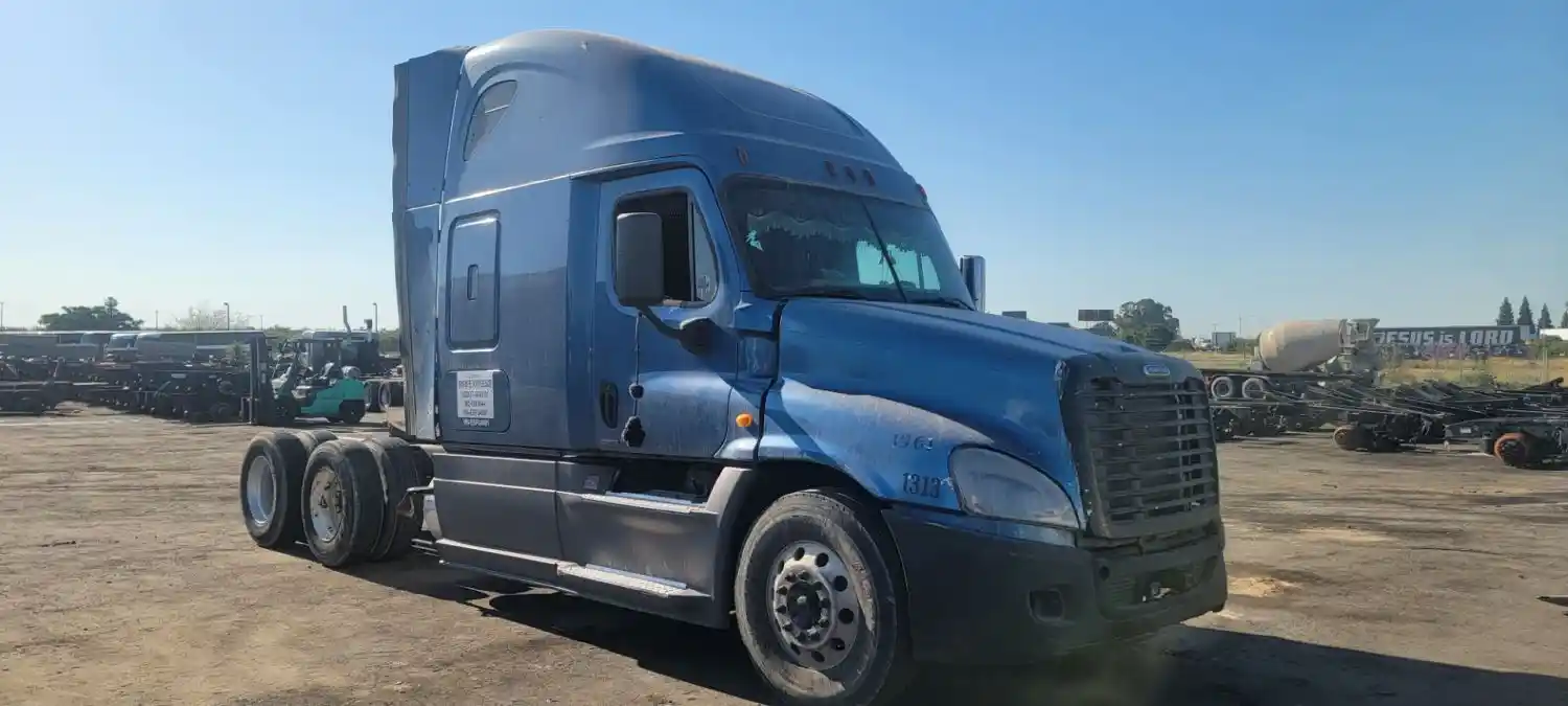 Salvage 2014 Freightliner Cascadia 125 Truck Tractor