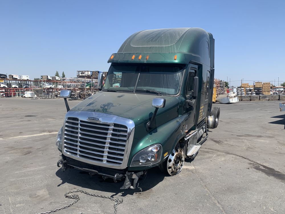 Salvage 2015 Freightliner Cascadia 125 Truck Tractor
