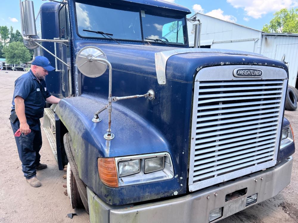 Salvage 1999 Freightliner FLD120 Truck Tractor For Parts | Sumter ...