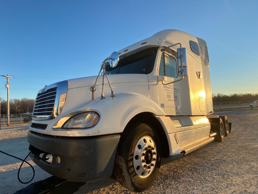 Salvage 2002 Freightliner COLUMBIA 120 Truck Tractor For Parts ...