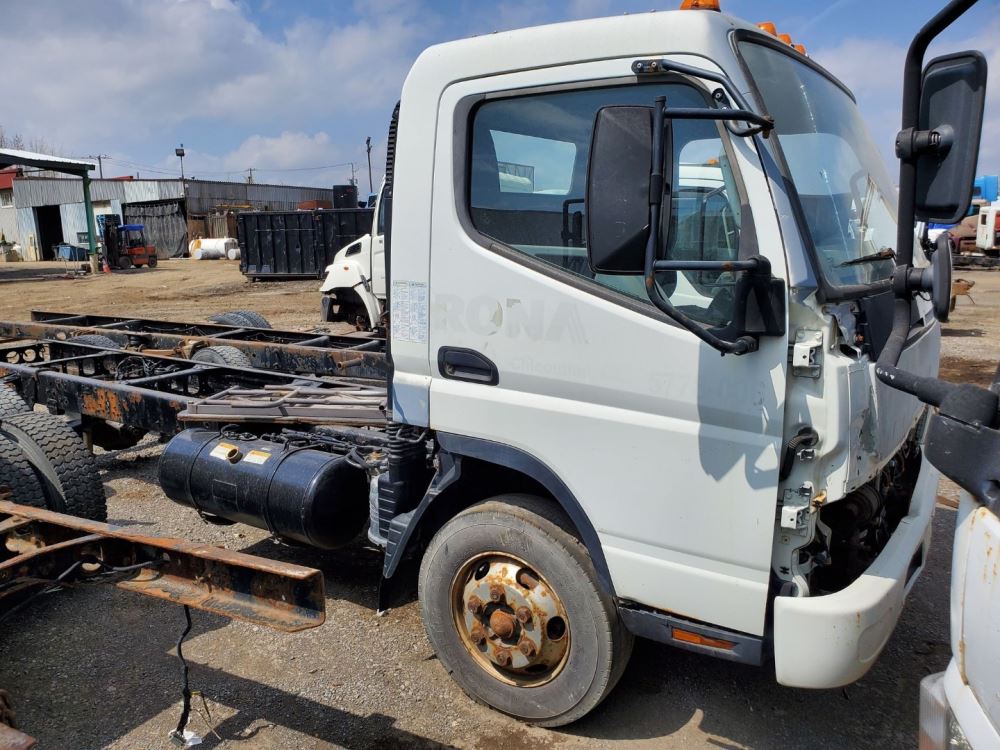 Salvage 2010 Mitsubishi FE85D Truck Delivery For Parts | Montreal ...