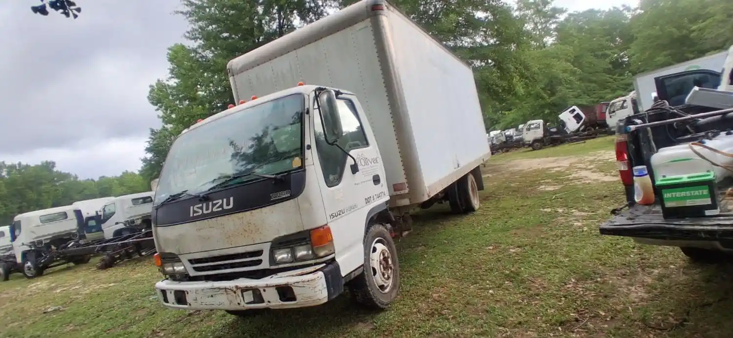 Salvage 2005 Isuzu NQR Truck Delivery