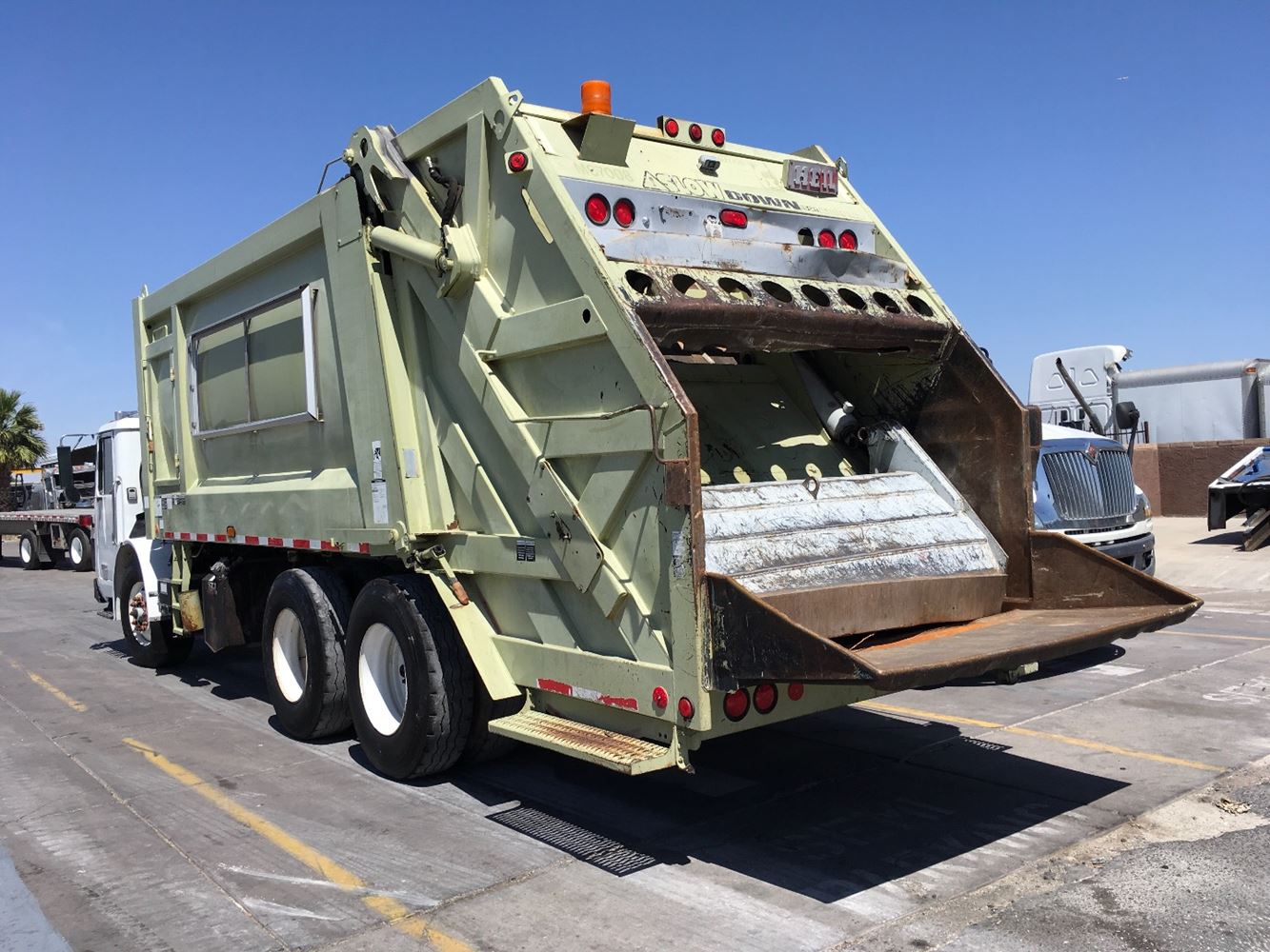 Used 2004 Autocar WXLL64 T/A Rear Load Garbage Trk. For Sale | Phoenix ...