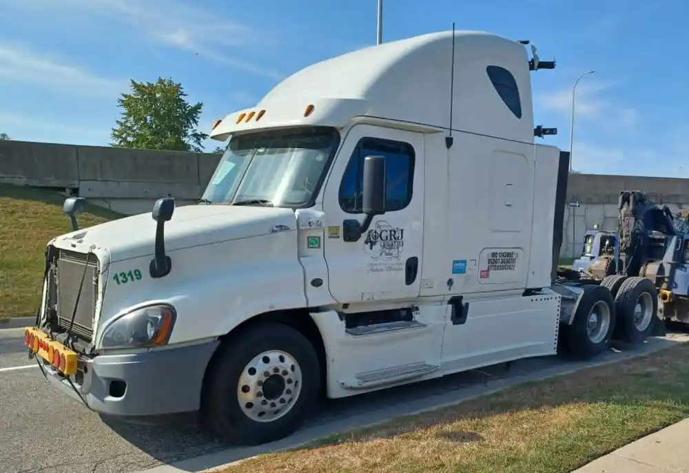 Salvage 2013 Freightliner Cascadia 125 Truck Tractor